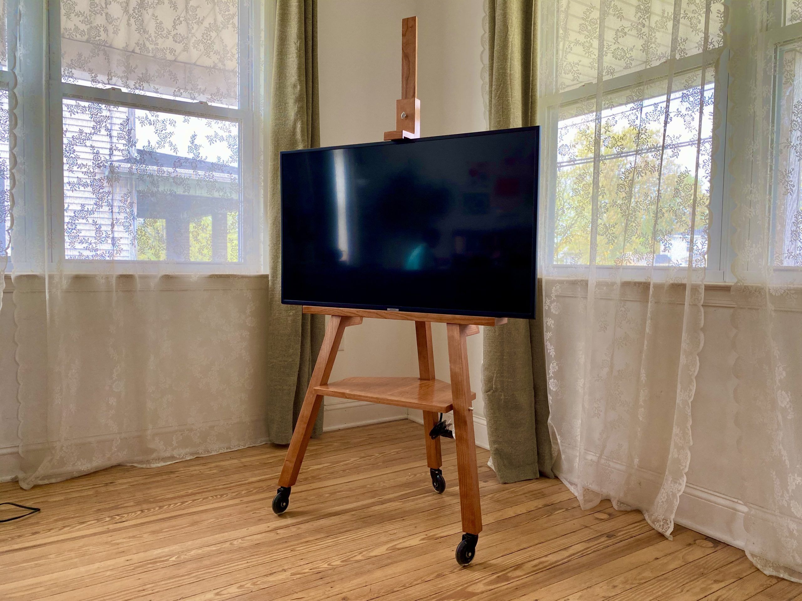 Home TV easels - Tveaselsandbees